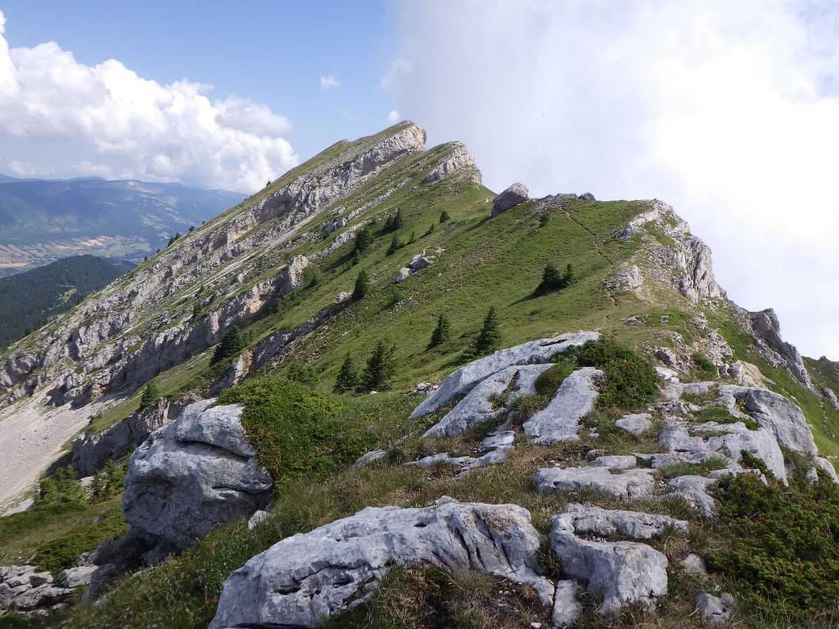 Rochers de l'Ours (2038m) par le sentier des Crocs, la Pierre Vivari ...